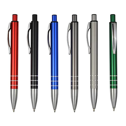 Caneta de metal com detalhes prata na parte inferior.